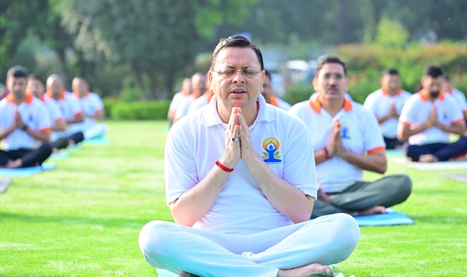 सीएम धामी के साथ अधिकारियों व कर्मचारियों ने किया योग : DunValley Mail: ताज़ा उत्तराखंड और ...