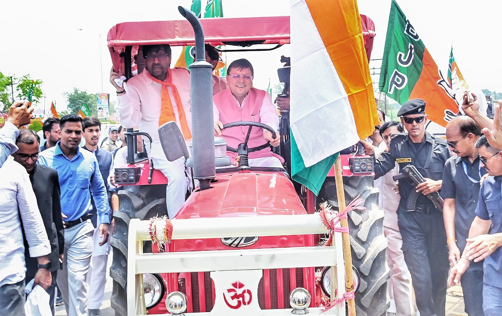 जब सीएम धामी ने ट्रैक्टर की स्टेयरिंग संभाली : DunValley Mail: ताज़ा उत्तराखंड और राष्ट्रीय ...